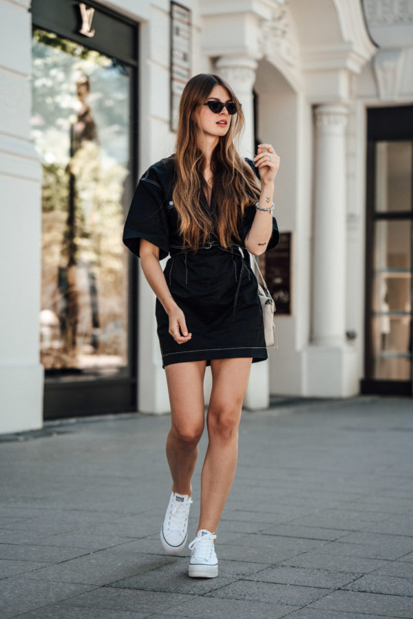 Schwarzes Kleid Mit Sneaker