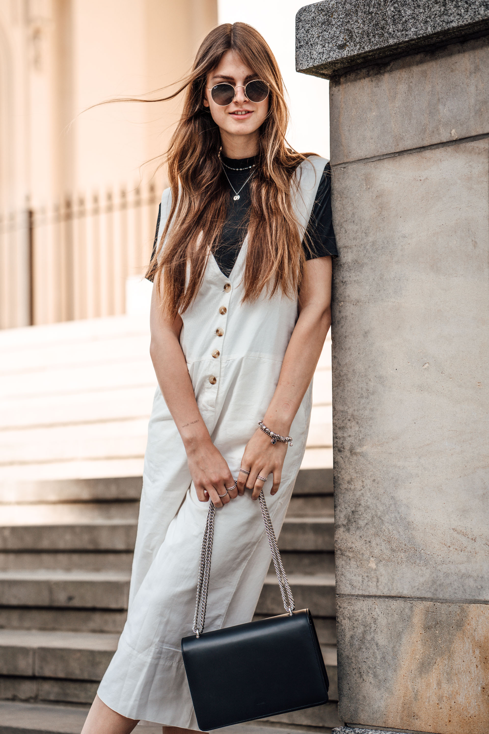 Weißer Leinen Overall kombiniert mit Plattform Sneakers || Modeblog Berlin