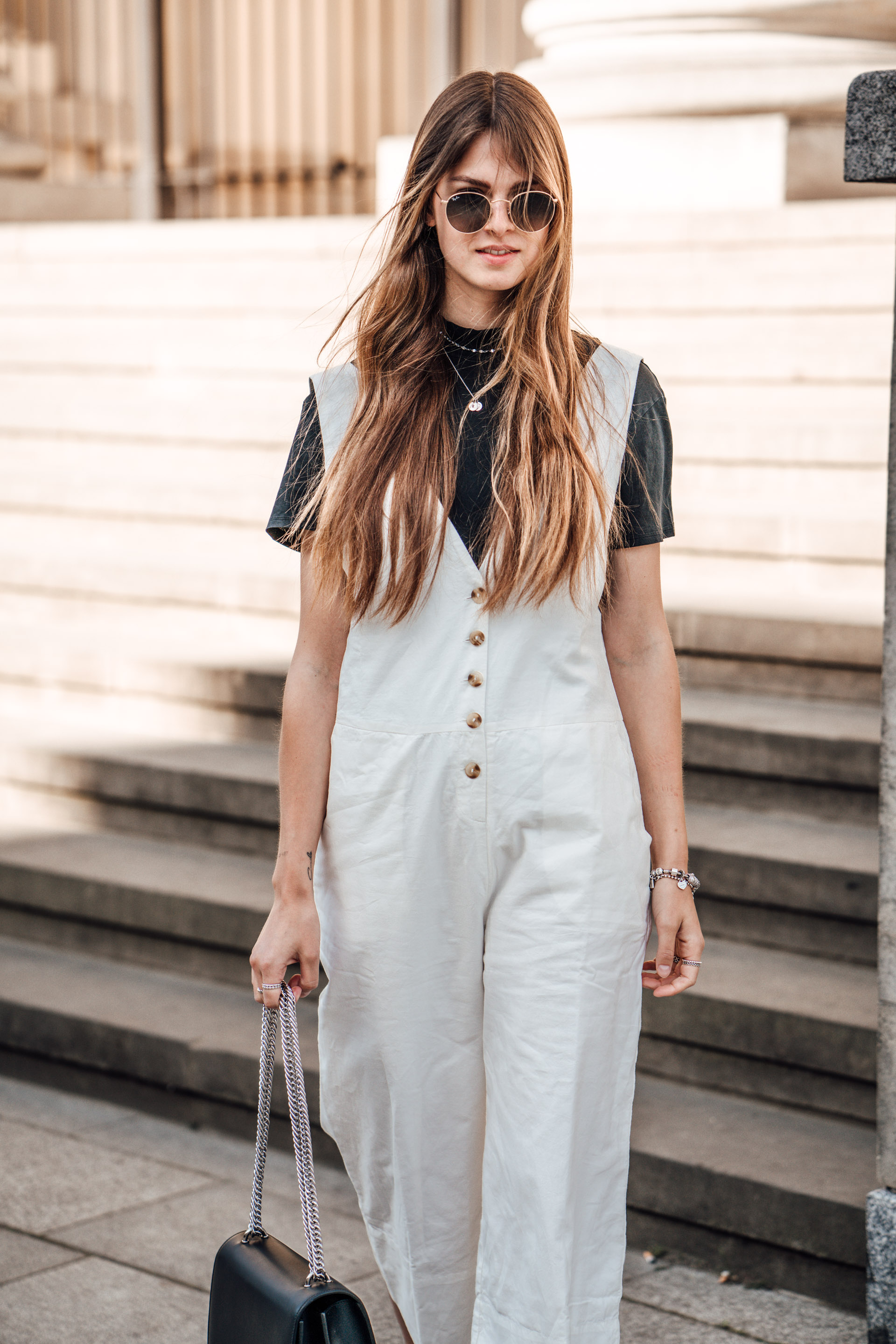 Weißer Leinen Overall kombiniert mit Plattform Sneakers || Modeblog Berlin