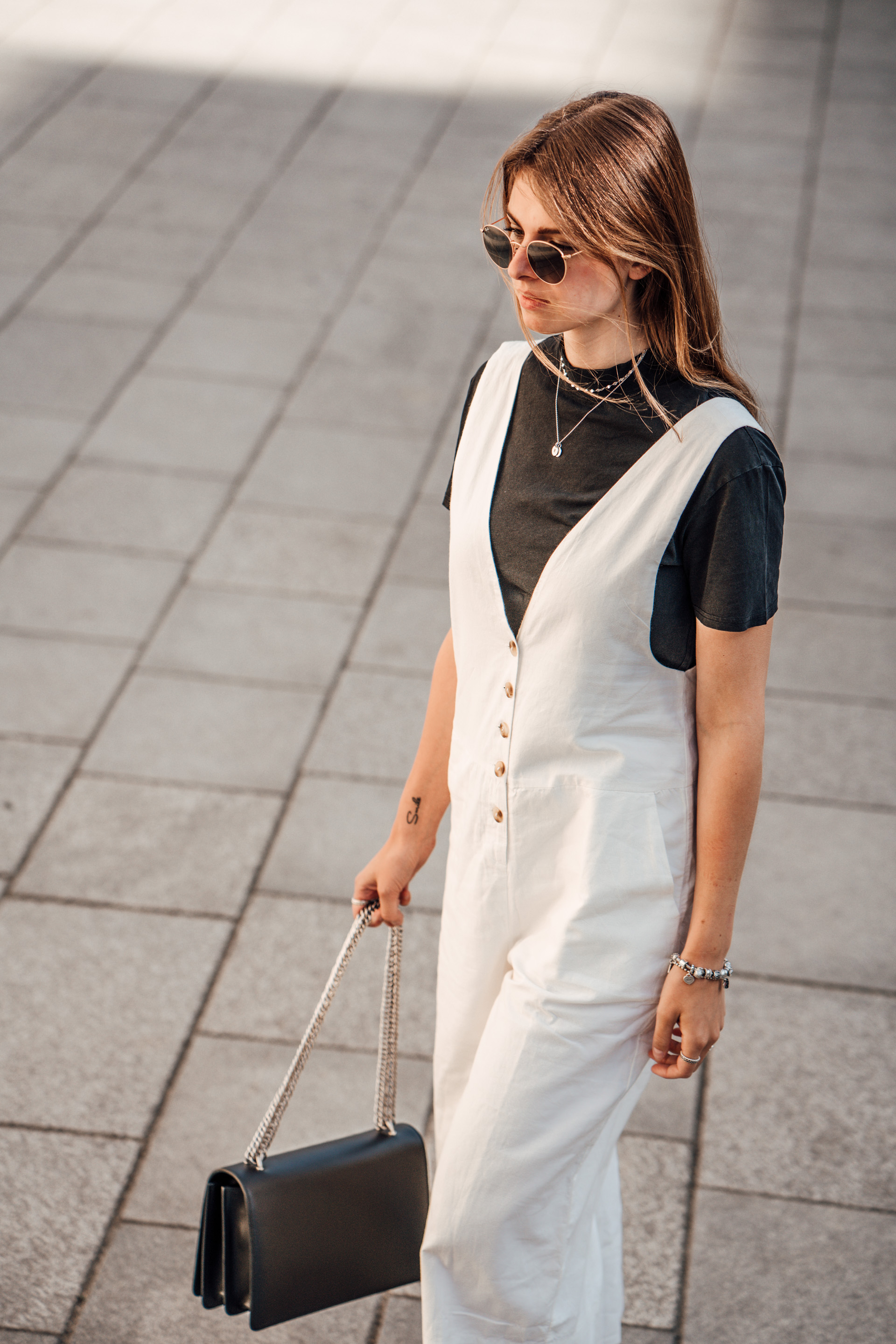 Weißer Leinen Overall kombiniert mit Plattform Sneakers || Modeblog Berlin