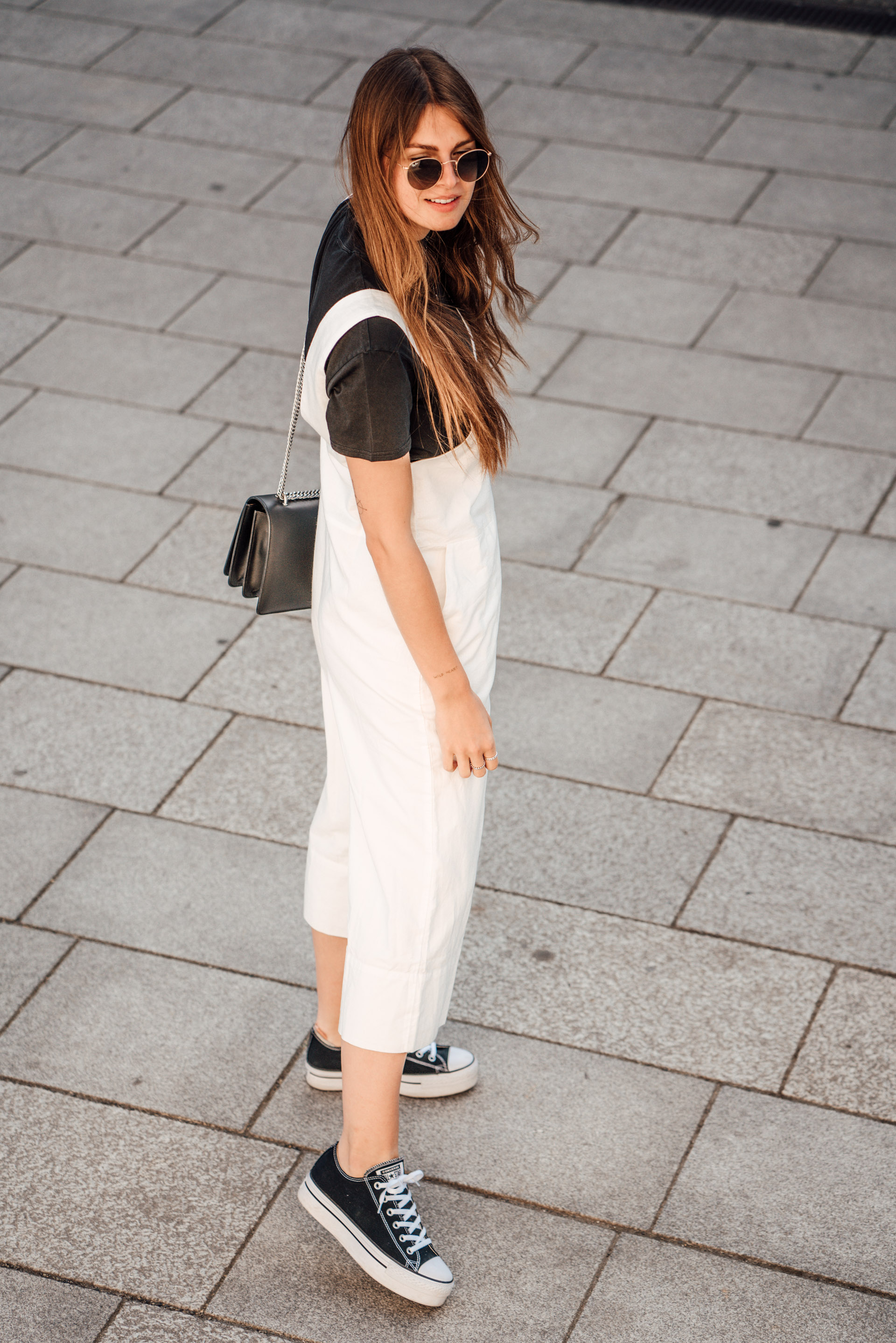 Weißer Leinen Overall kombiniert mit Plattform Sneakers || Modeblog Berlin