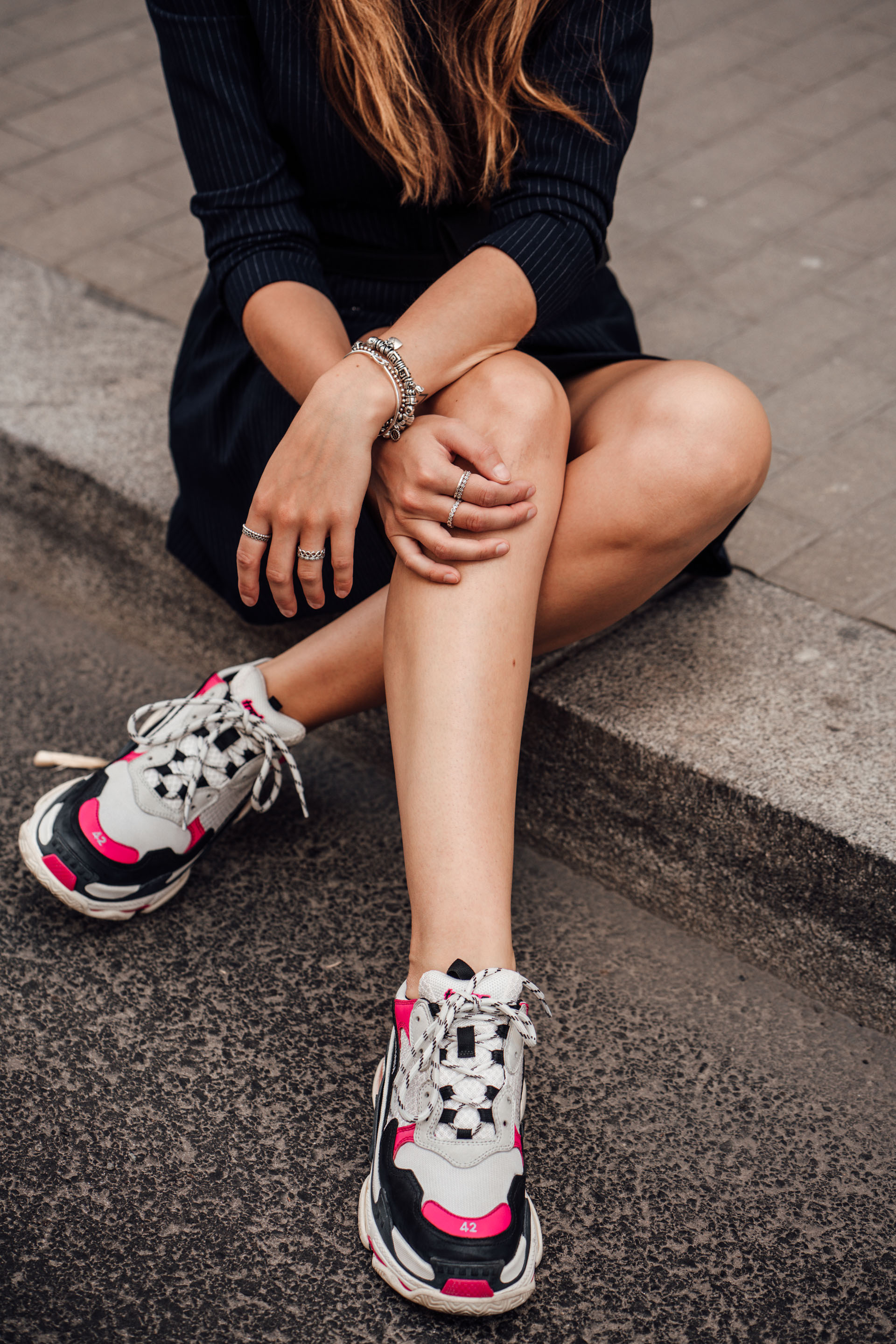 Fashion Week Outfit: Blazer Kleid und Balenciaga Sneakers || Modeblog