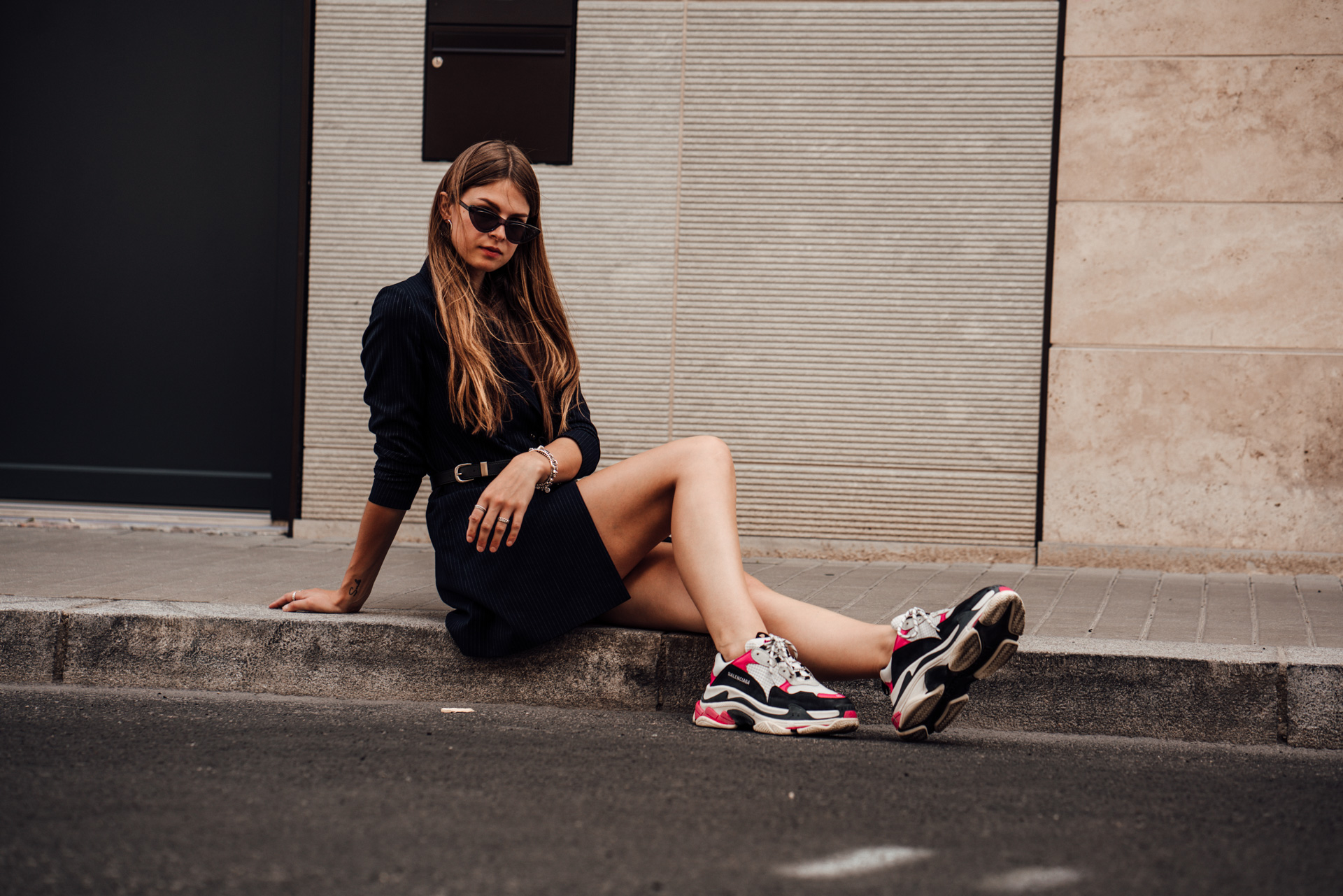 Fashion Week Outfit: Blazer Kleid und Balenciaga Sneakers || Modeblog