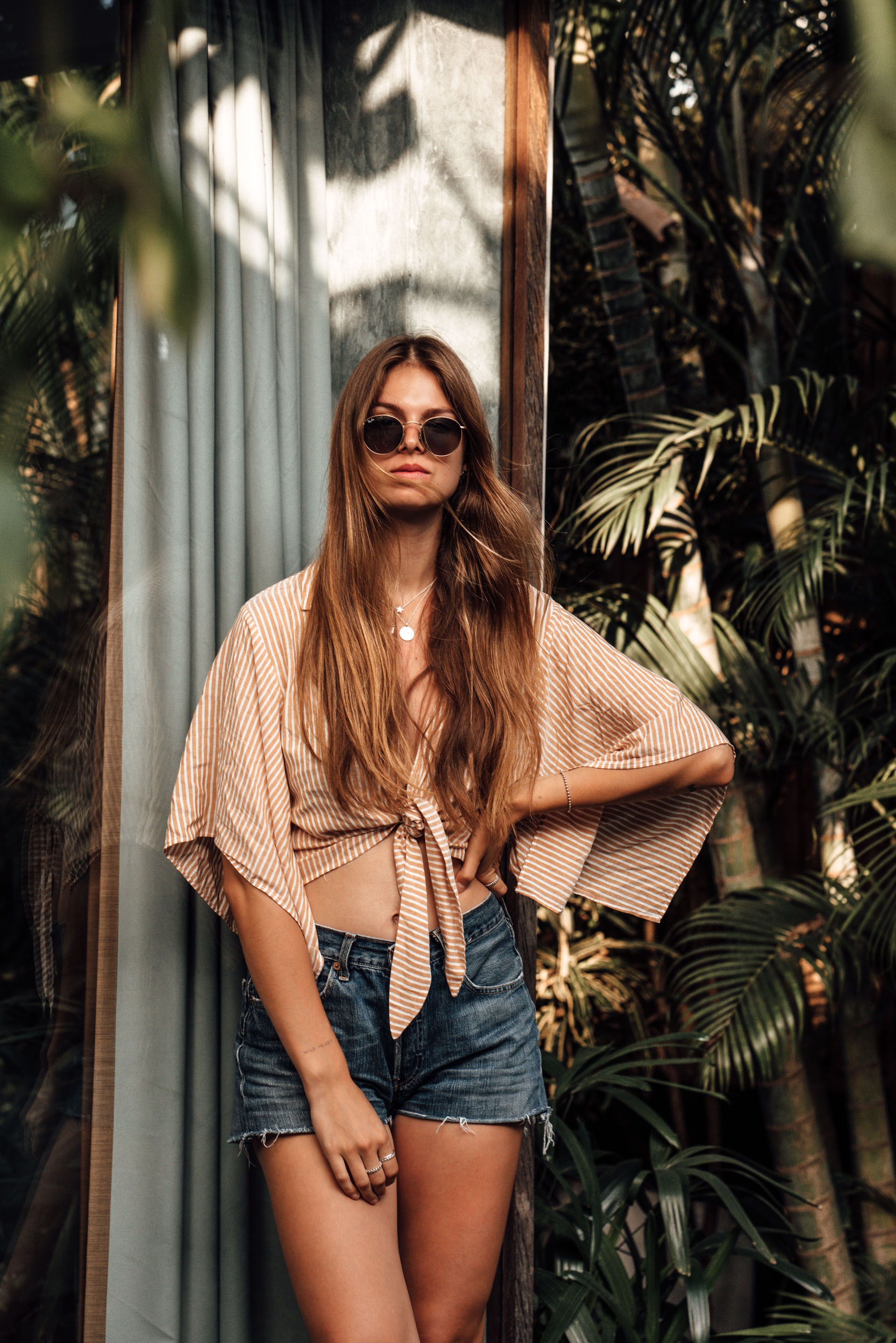 Bali Travel Outfit: Denim Shorts and Striped Blouse || Fashionblog Berlin