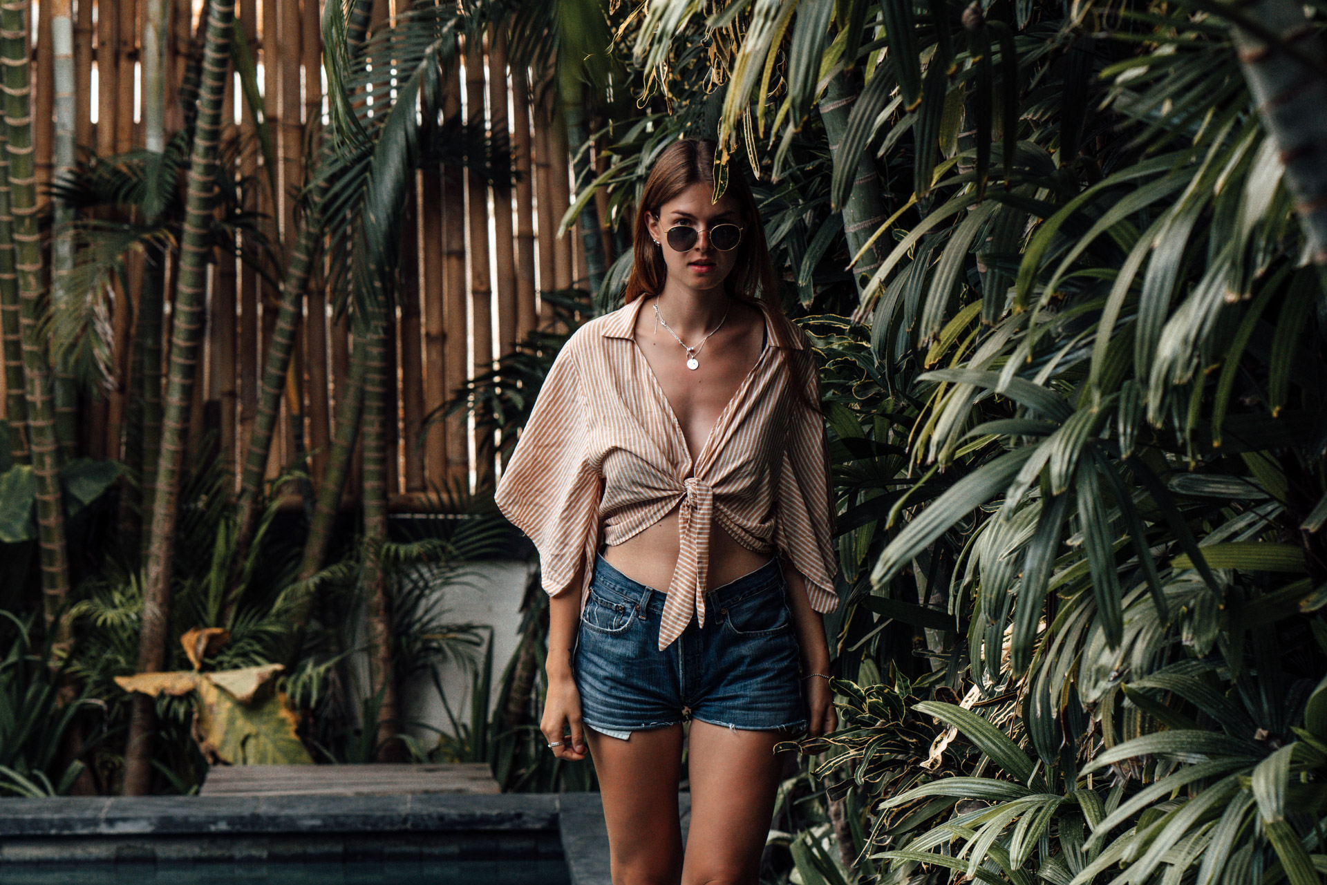 Bali Reiseoutfit: Denim Shorts und gestreifte Bluse || Modeblog Berlin