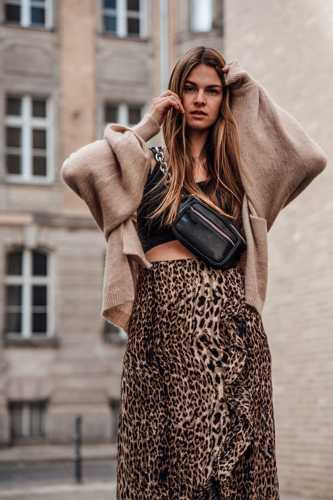 Casual Schickes Herbstoutfit: Leo Print Rock und Cardigan || Modeblog