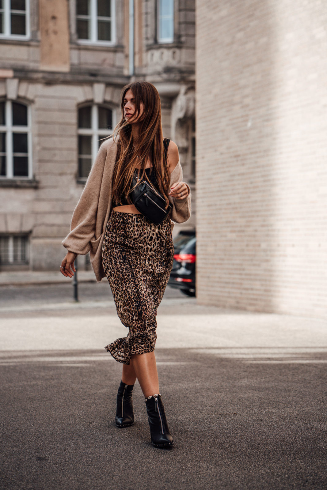 Casual Schickes Herbstoutfit: Leo Print Rock und Cardigan || Modeblog