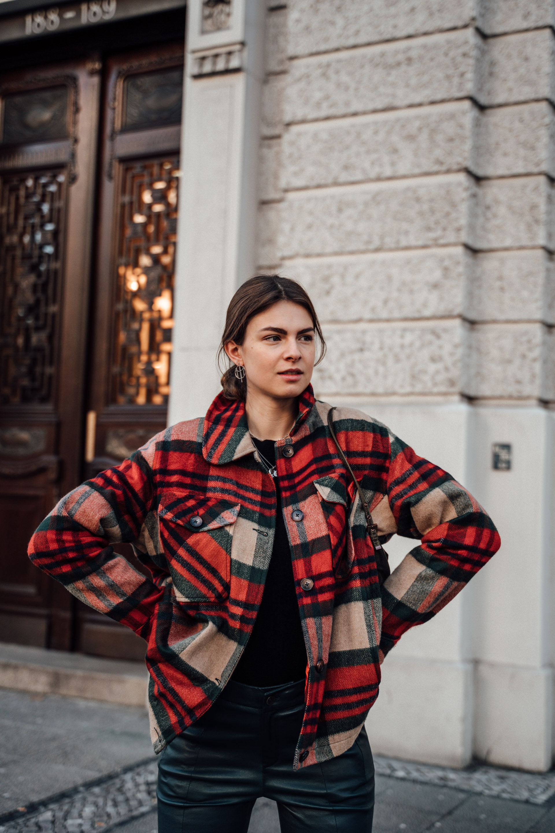 My Outfit with a Lumber Jacket and Leather Pants || Fashionblog Berlin