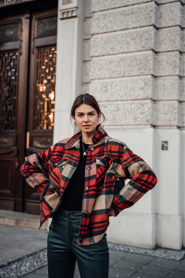 My Outfit with a Lumber Jacket and Leather Pants || Fashionblog Berlin