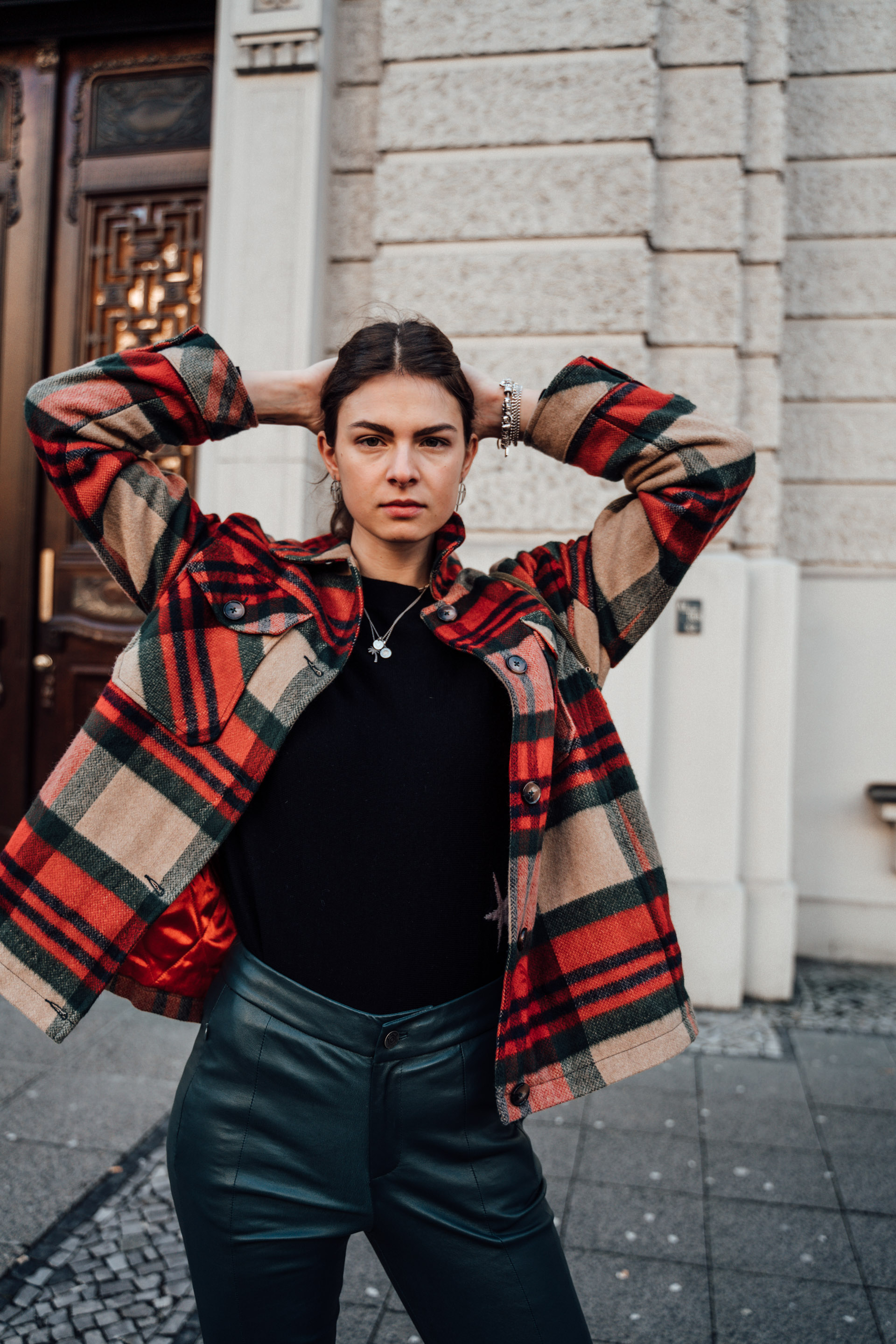 My Outfit with a Lumber Jacket and Leather Pants || Fashionblog Berlin