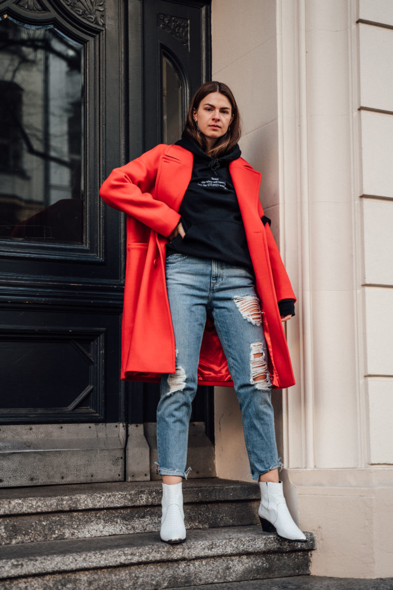 Wearing a red coat in winter || Fashionblog Berlin