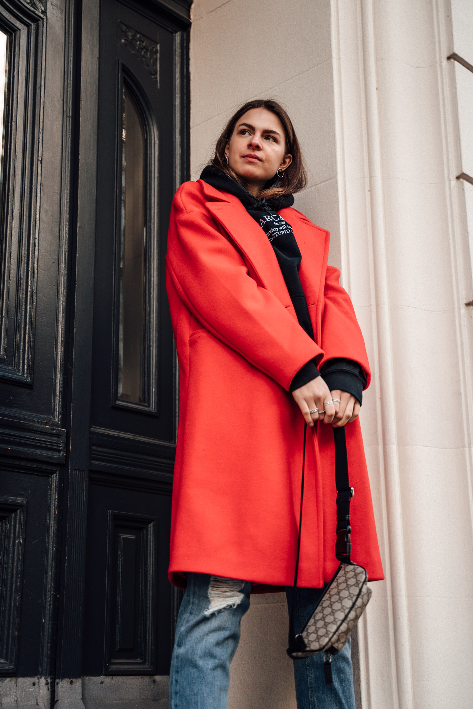 Wearing a red coat in winter || Fashionblog Berlin