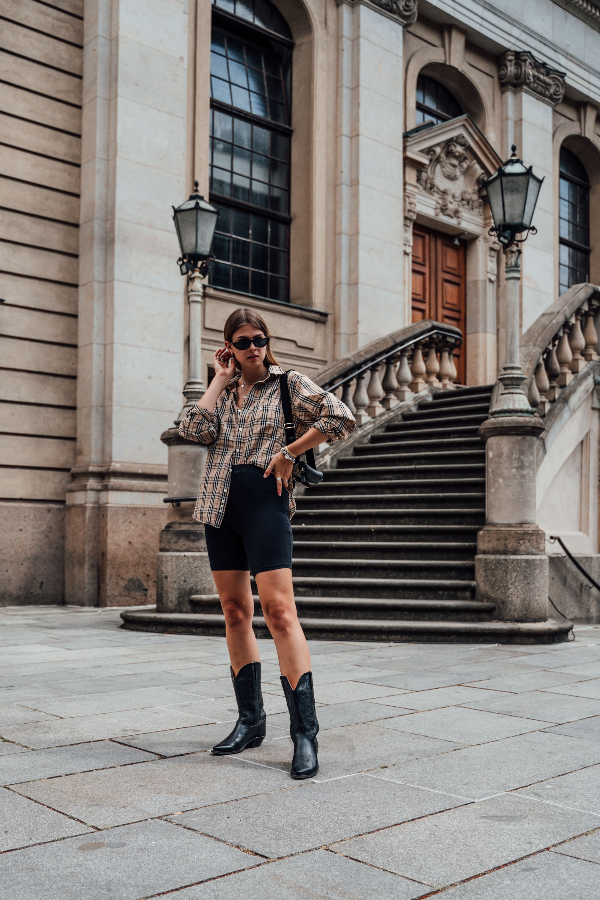 Wunderschöne Radlerhose Mit Oversized T Shirt Fotos