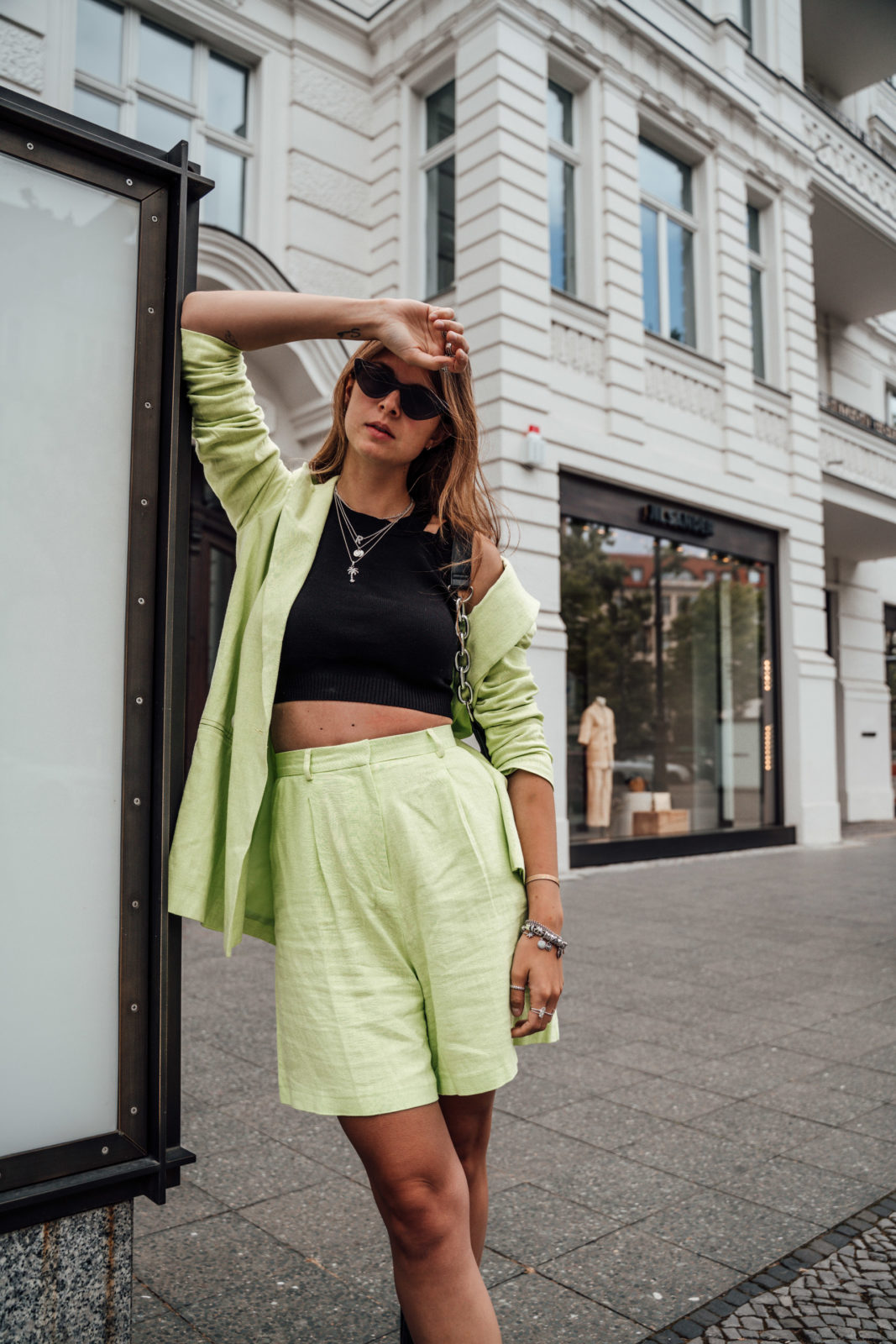 How to wear a neon green suit in summer || Fashionblog Berlin