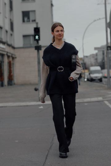 How to wear a one shoulder sweater || Fashionblog Berlin